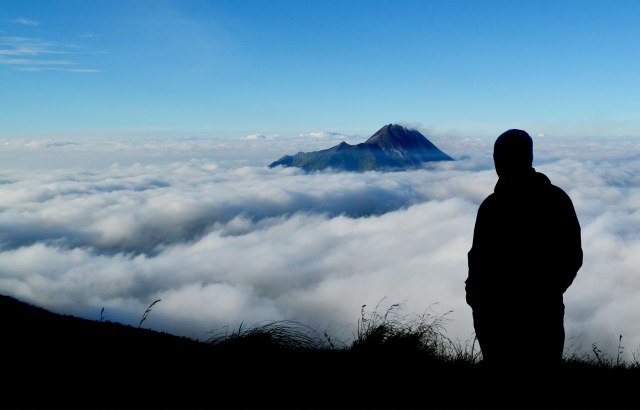Siluet dalam Penjelajahan Gunung Merbabu | kumparan.com