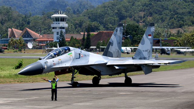 Sukhoi TNI AU Tembakkan Rudal Kh-29TE, Hancurkan Target di Luar ...