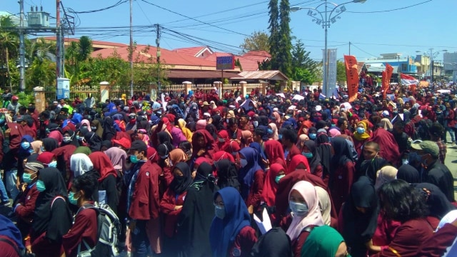 Ribuan Mahasiswa di Gorontalo Demo RUU KPK dan KUHP | kumparan.com