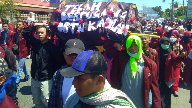 Ribuan Mahasiswa di Gorontalo Demo RUU KPK dan KUHP - kumparan.com