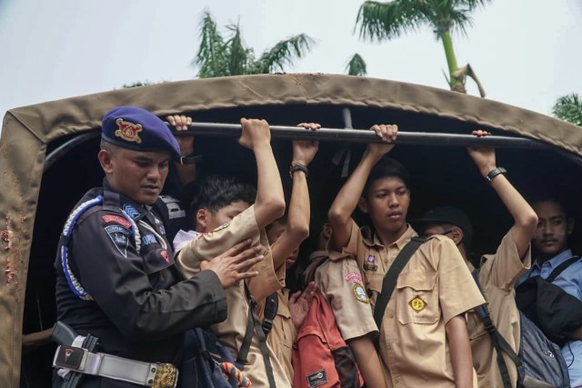 20 Menit Demo di Depan DPR, Pelajar STM Dibubarkan Polisi | kumparan.com
