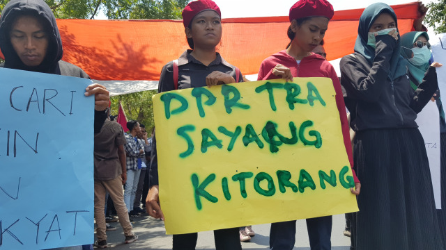 Poster-poster Nyeleneh Demo Mahasiswa Tolak UU KPK dan RKUHP di Sikka ... Poster-poster Nyeleneh Demo Mahasiswa Tolak UU KPK dan RKUHP di Sikka ...