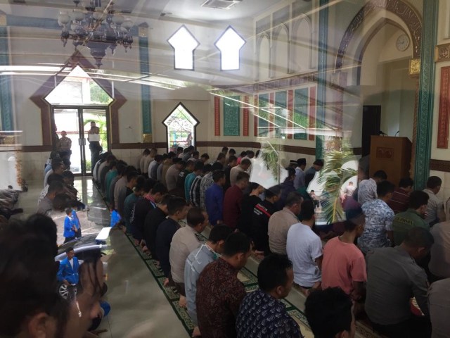 Demo Di Aceh Setop Saat Azan Zuhur Massa Dan Polisi Salat Berjemaah