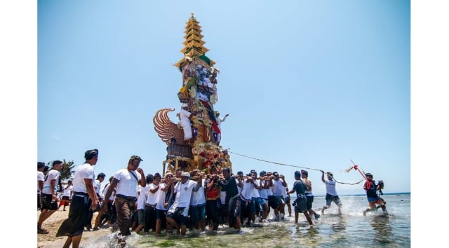 Melihat Tradisi Ngaben Massal di Pulau Nusa Penida, Bali | kumparan.com