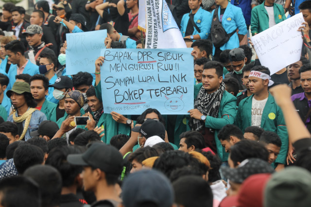 Deretan Poster Demo Mahasiswa di Aceh yang Curi Perhatian | kumparan.com