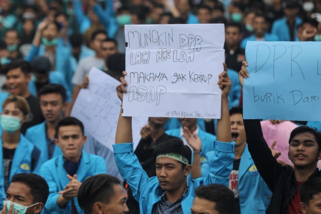 Deretan Poster Demo Mahasiswa di Aceh yang Curi Perhatian | kumparan.com