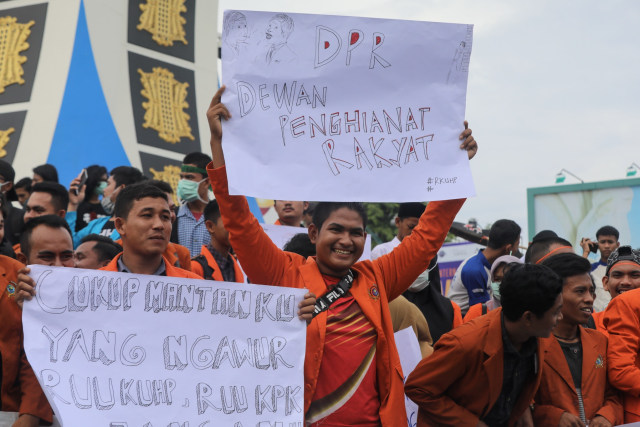 Deretan Poster Demo Mahasiswa di Aceh yang Curi Perhatian | kumparan.com