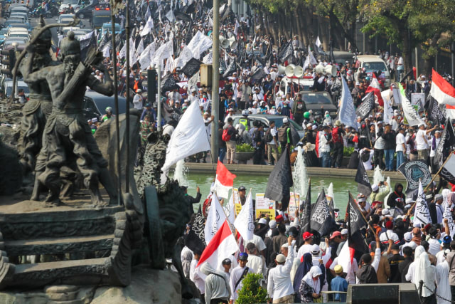 Bendera Tauhid Raksasa Hiasi Aksi Mujahid 212 di Patung Kuda | kumparan.com