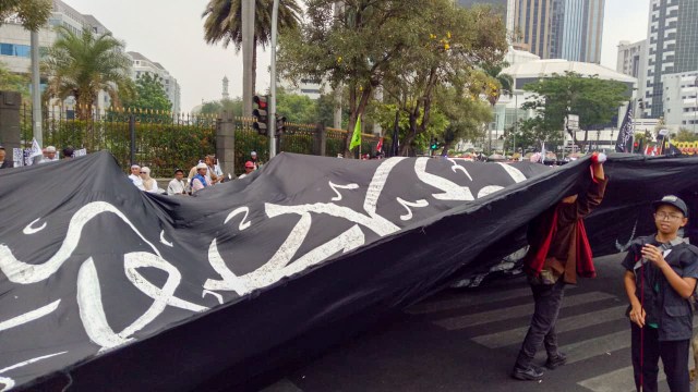 Bendera Tauhid Raksasa Hiasi Aksi Mujahid 212 di Patung Kuda | kumparan.com