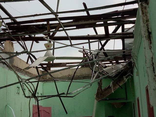 Puluhan Rumah di Sintai, Batam, Diterjang Puting Beliung | kumparan.com