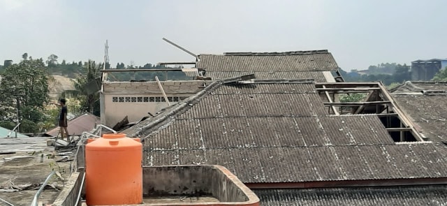 Puluhan Rumah di Sintai, Batam, Diterjang Puting Beliung | kumparan.com