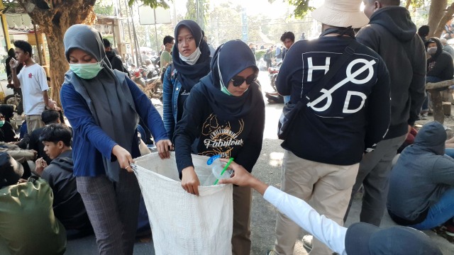 Aksi Gejayan Memanggil 2 Berakhir Tertib, Mahasiswa Punguti Sampah ...