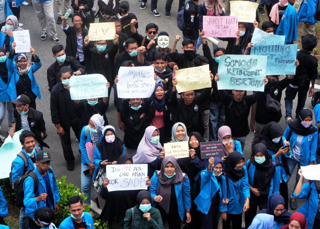 Foto: Demo Mahasiswa Tolak RUU KPK dan KUHP di DPRD Kepri | kumparan.com