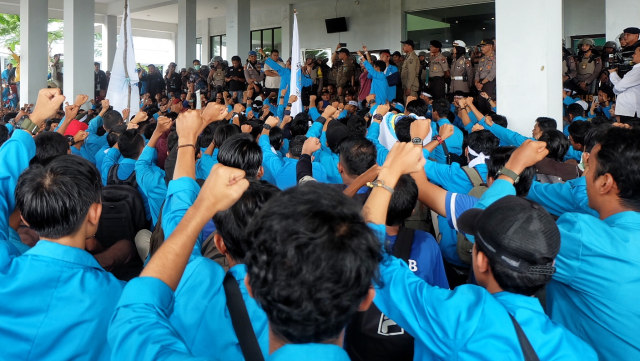 Foto: Demo Mahasiswa Tolak RUU KPK dan KUHP di DPRD Kepri | kumparan.com