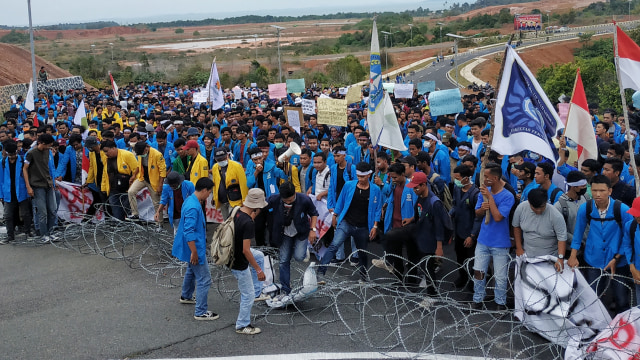Foto: Demo Mahasiswa Tolak RUU KPK dan KUHP di DPRD Kepri | kumparan.com