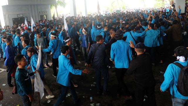 Foto: Demo Mahasiswa Tolak RUU KPK dan KUHP di DPRD Kepri | kumparan.com