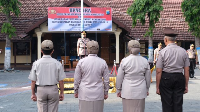 Anggota Polri dan PNS Polres Bojonegoro Terima Kenaikan Pangkat | kumparan.com