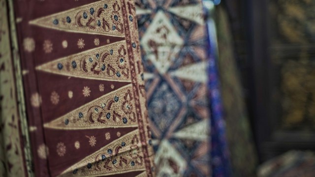 Foto: Melihat Koleksi Kain Batik Khas Palembang | kumparan.com
