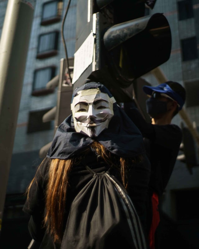 Foto: Topeng Guy Fawkes Merebak dalam Protes di Hong Kong | kumparan.com