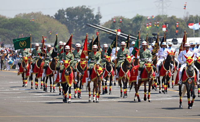 Foto: Defile Prajurit TNI Peringatan HUT Ke-74 | kumparan.com