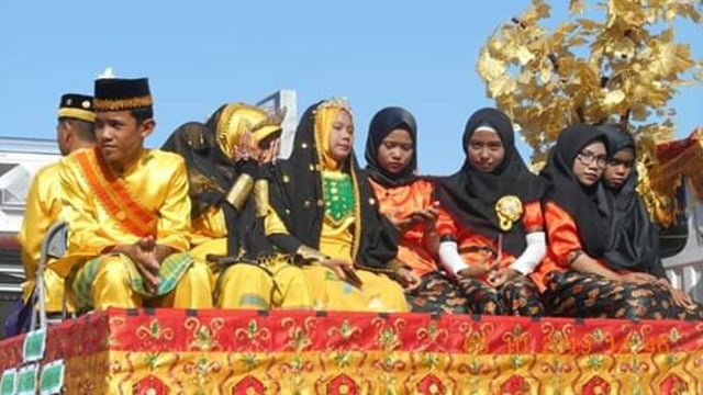 Foto: Meriahnya Pawai Budaya di Buol, Sulteng | kumparan.com