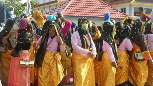 Foto: Meriahnya Pawai Budaya di Buol, Sulteng | kumparan.com