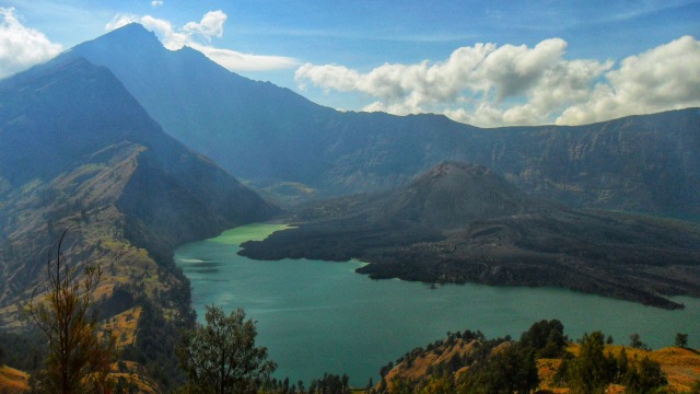5 Kaldera Gunung Api Indonesia yang Mendunia dan Fenomenal | kumparan.com