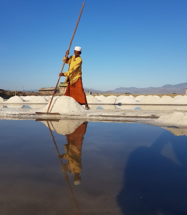Melihat Pemandangan Tambak Garam di Bima, NTB | kumparan.com