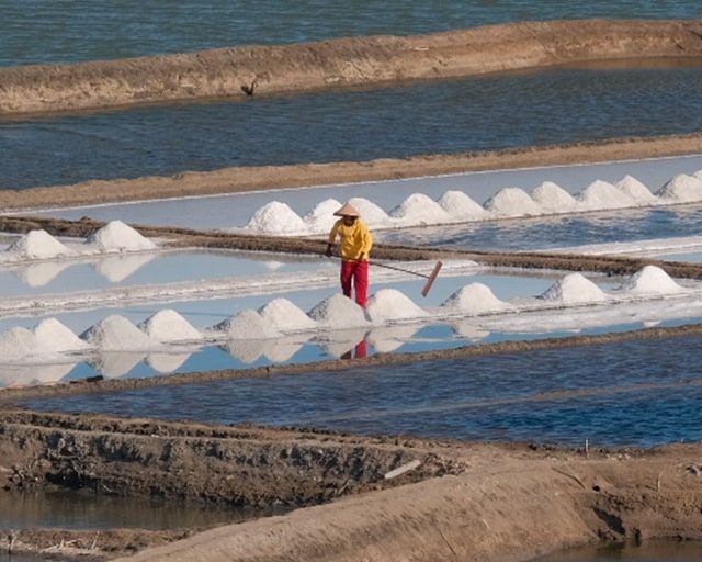 Melihat Pemandangan Tambak Garam di Bima, NTB | kumparan.com