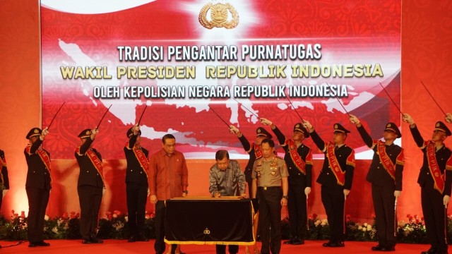 Foto: Penghormatan Polri untuk Jusuf Kalla yang Purnatugas | kumparan.com