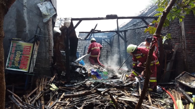 Akibat Korsleting Listrik, 3 Rumah Warga Baureno Bojonegoro Terbakar | kumparan.com