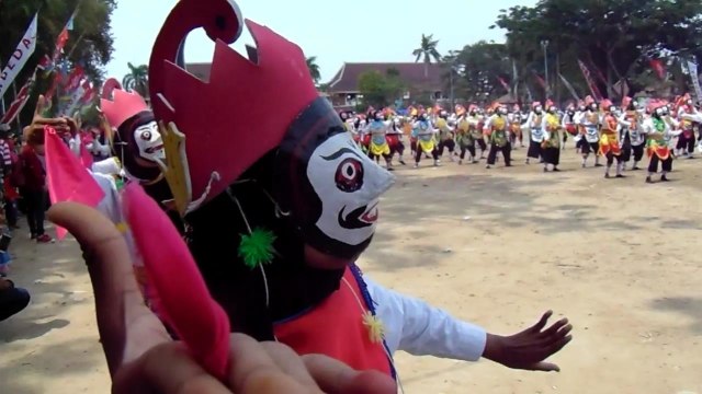 Melihat Tari Kolosal 489 Siswa di Pamekasan | kumparan.com