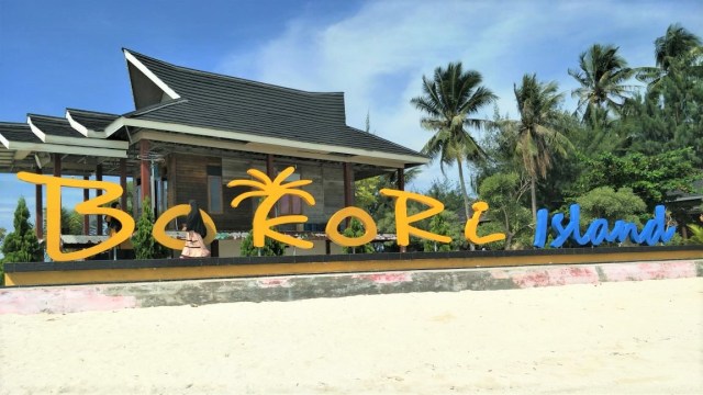 Melihat Keeksotisan Pulau Bokori di Sulawesi Tenggara | kumparan.com