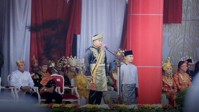 Upacara Sumpah Pemuda di Dharmasraya Pakai Pakaian Adat se-Nusantara | kumparan.com