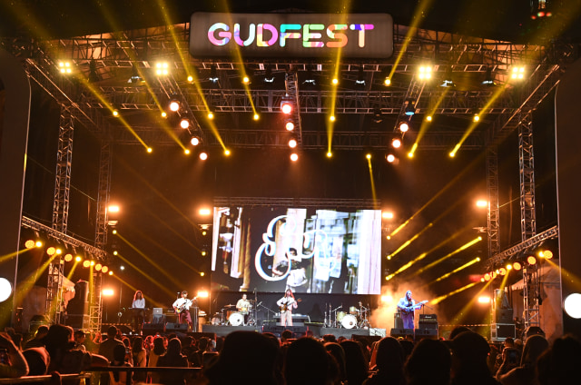 Foto: Penampilan Syahdu Band Indie FUR di GBK | kumparan.com