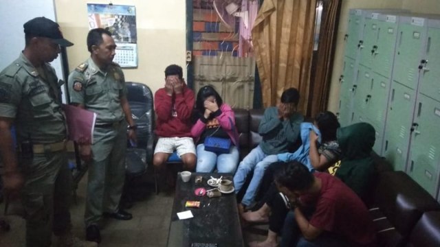 Razia Rumah Kos di Tulungagung, Satpol PP Amankan 7 Pasangan | kumparan.com