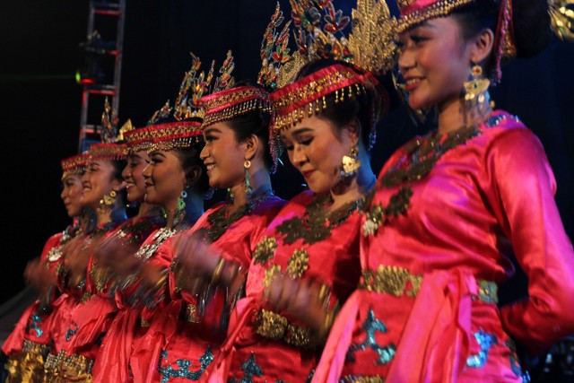 Berkurangnya Minat Generasi Muda terhadap Budaya Indonesia | kumparan.com