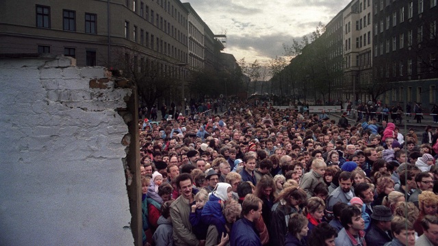 Foto: Mengenang Runtuhnya Tembok Berlin | kumparan.com