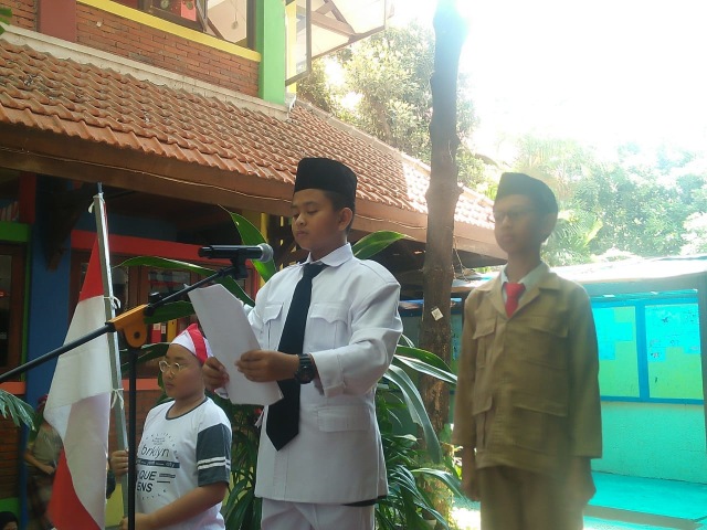 Foto: Kala Siswa di SD SAIM Surabaya Jadi Pahlawan Sehari | kumparan.com