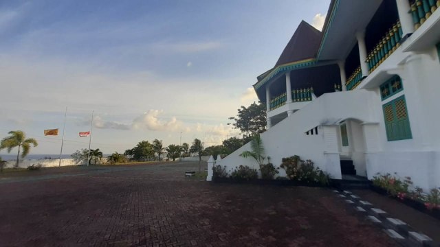 Bendera Setengah Tiang di Tidore untuk Haul Sultan Nuku | kumparan.com