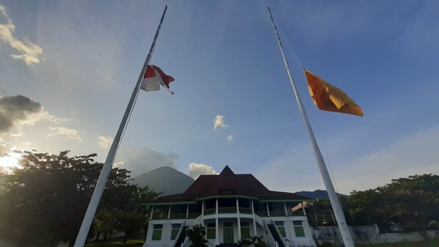 Bendera Setengah Tiang di Tidore untuk Haul Sultan Nuku | kumparan.com