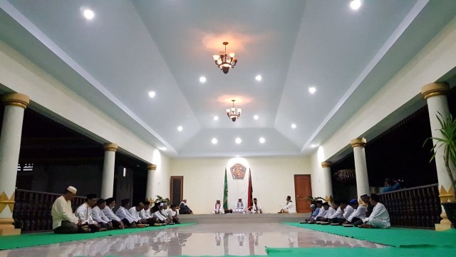 Melihat Prosesi 'Ratib Taji Besi' di Maluku Utara | kumparan.com
