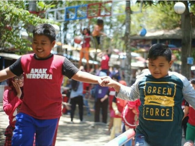 Peduli Anak Jalanan, Save Street Child Surabaya Rutin Bagi Susu Gratis ...