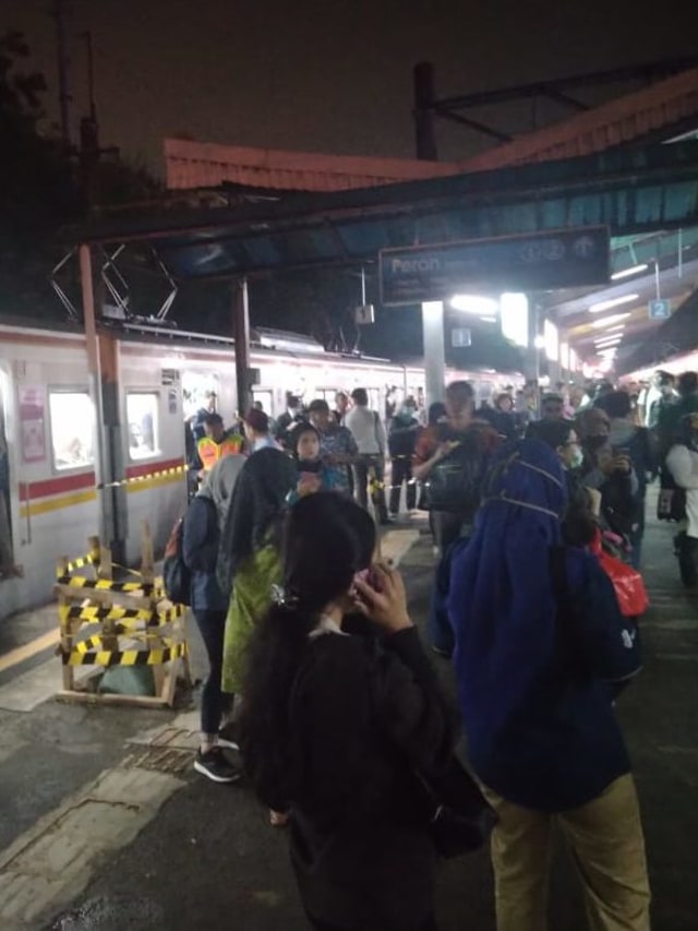 Rel Patah di Tanjung Barat Teratasi, KRL Melintas dengan Pelan ...