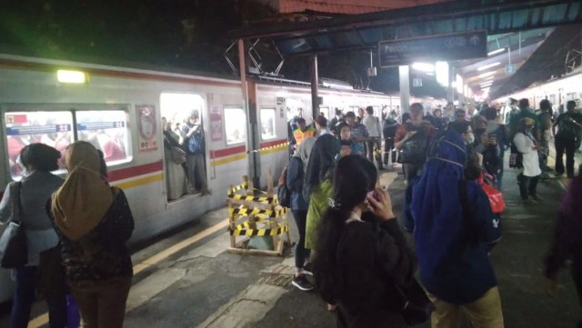 Rel di Tanjung Barat Patah, Commuter Line Tertahan | kumparan.com