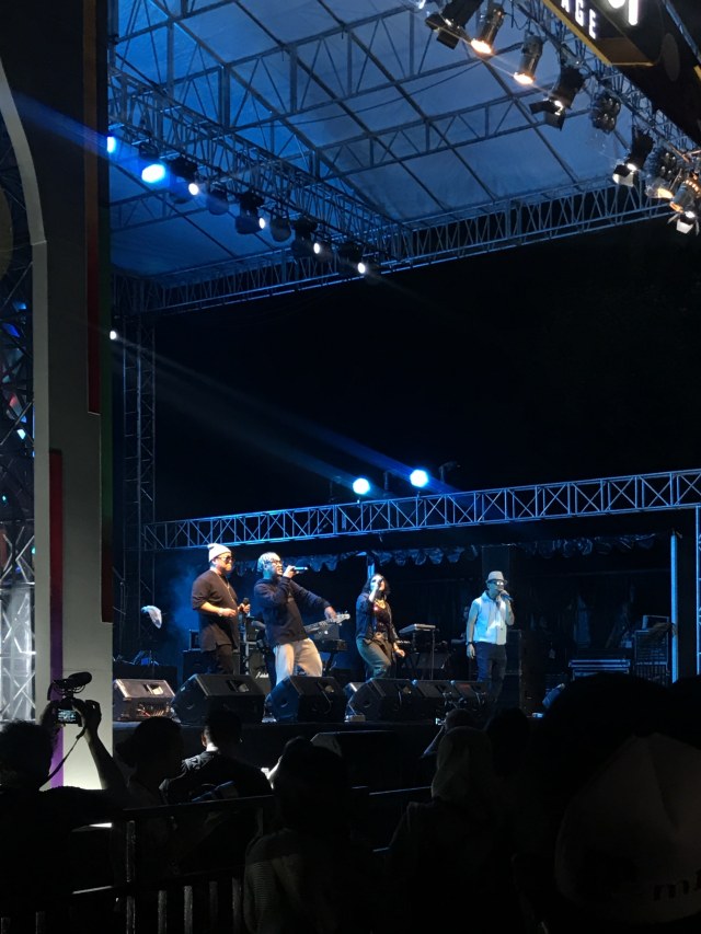 TOFU Tampil Memukau Bersama Uya Kuya di The 90’s Festival | kumparan.com