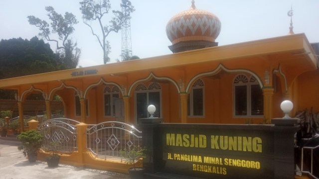 Kisah Panglima Asal Batusangkar Bangun Mesjid Kuning Bengkalis, Riau ...