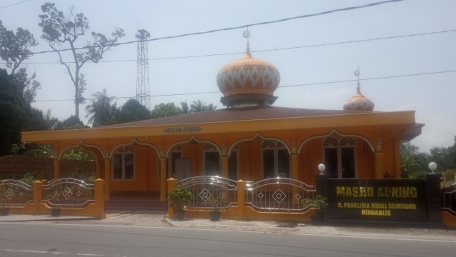Kisah Panglima Asal Batusangkar Bangun Mesjid Kuning Bengkalis, Riau ...