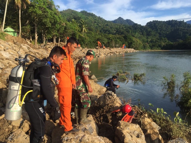 Terpeleset ke Sungai, Pengarah Eskavator di Aceh Ditemukan Meninggal | kumparan.com