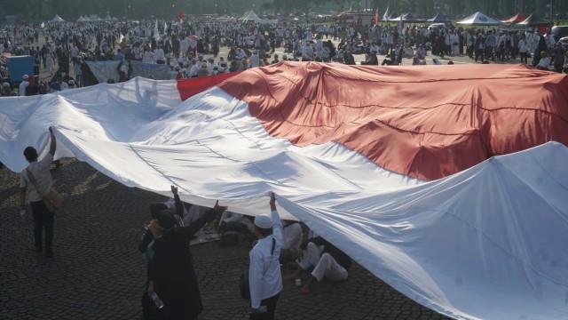 Foto: Kibar Merah Putih dan Bendera Tauhid di Reuni 212 | kumparan.com